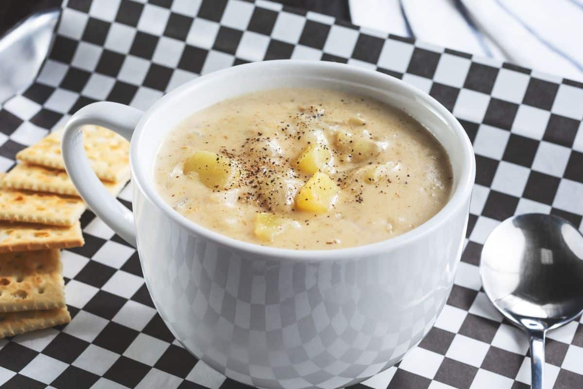 What To Serve With Clam Chowder: 7 Easy Side Dishes - Fitibility